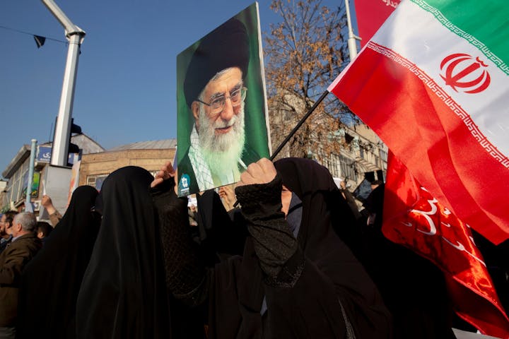 Waarom wordt er in Iran masaal gedemonstreerd tegen de regering